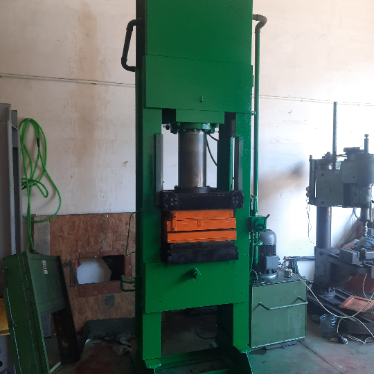 ERGONOMİK TASARIMLI 250 TON PRES İLE KOLAY KULLANIM